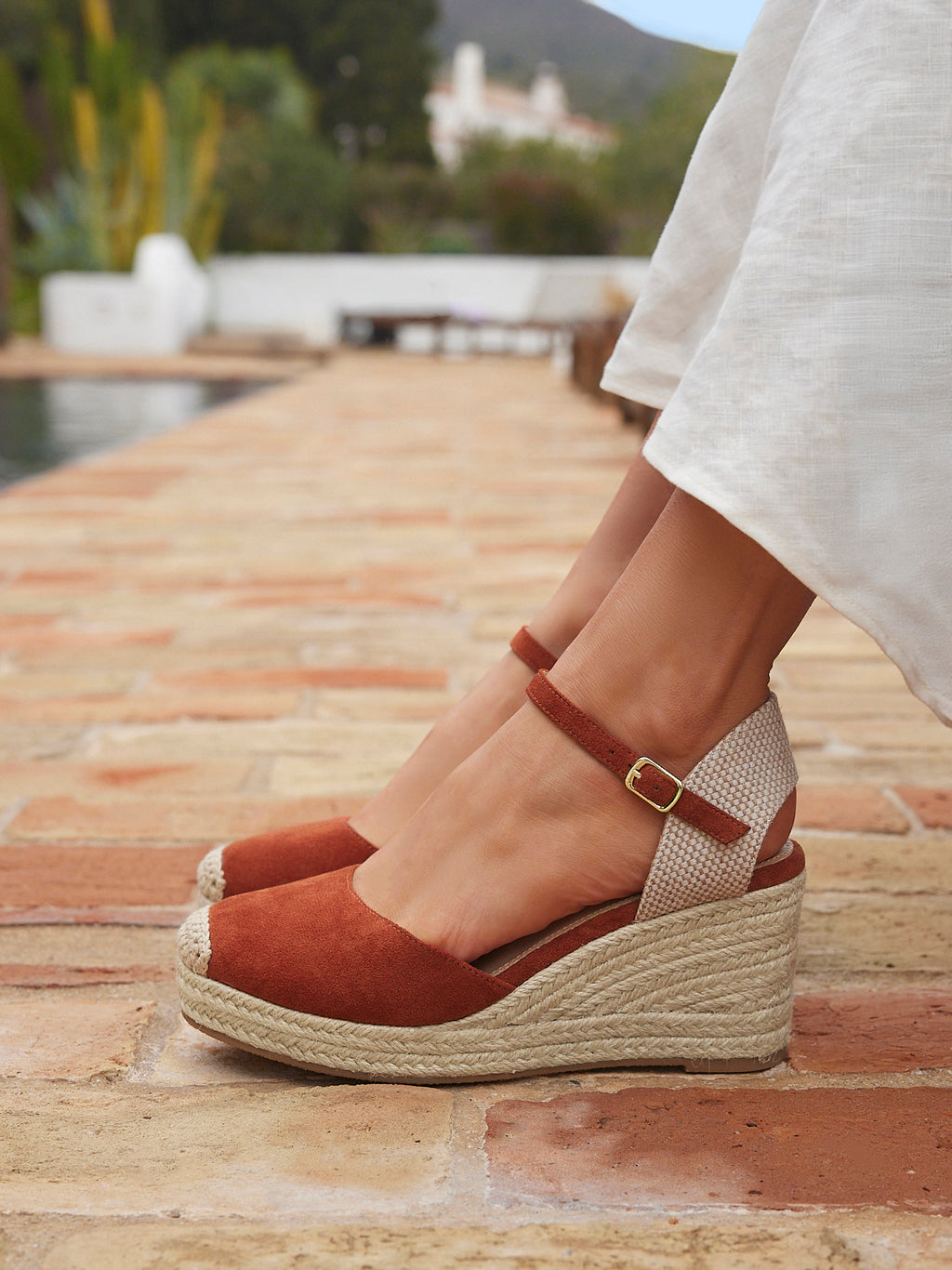 Present Rust Closed Toe Wedges – Linzi
