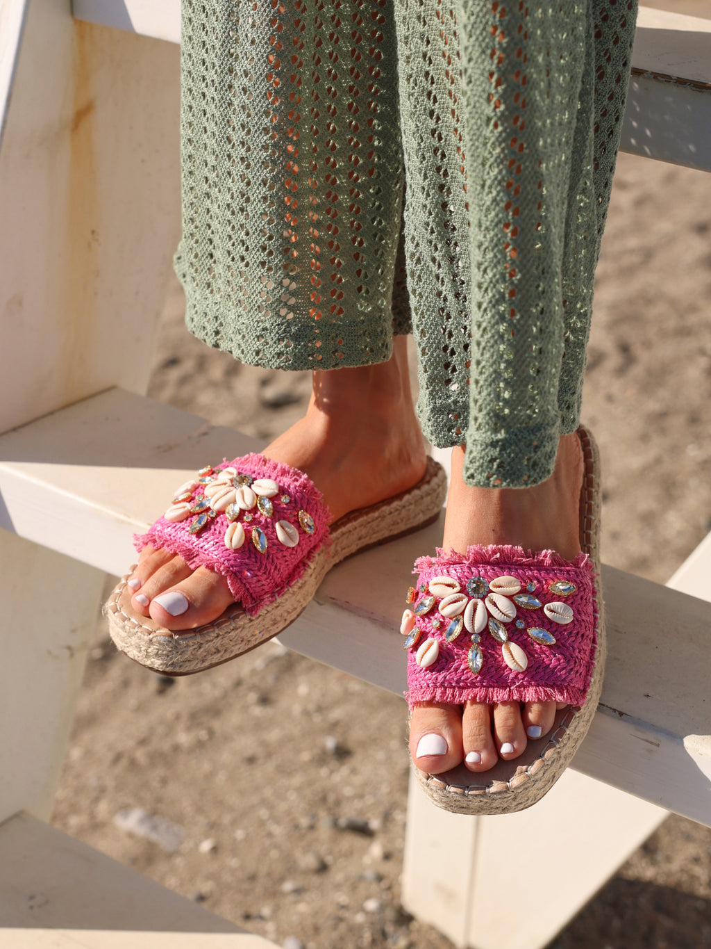 Fuchsia Raffia Shell Embellished Flat Slider – Linzi